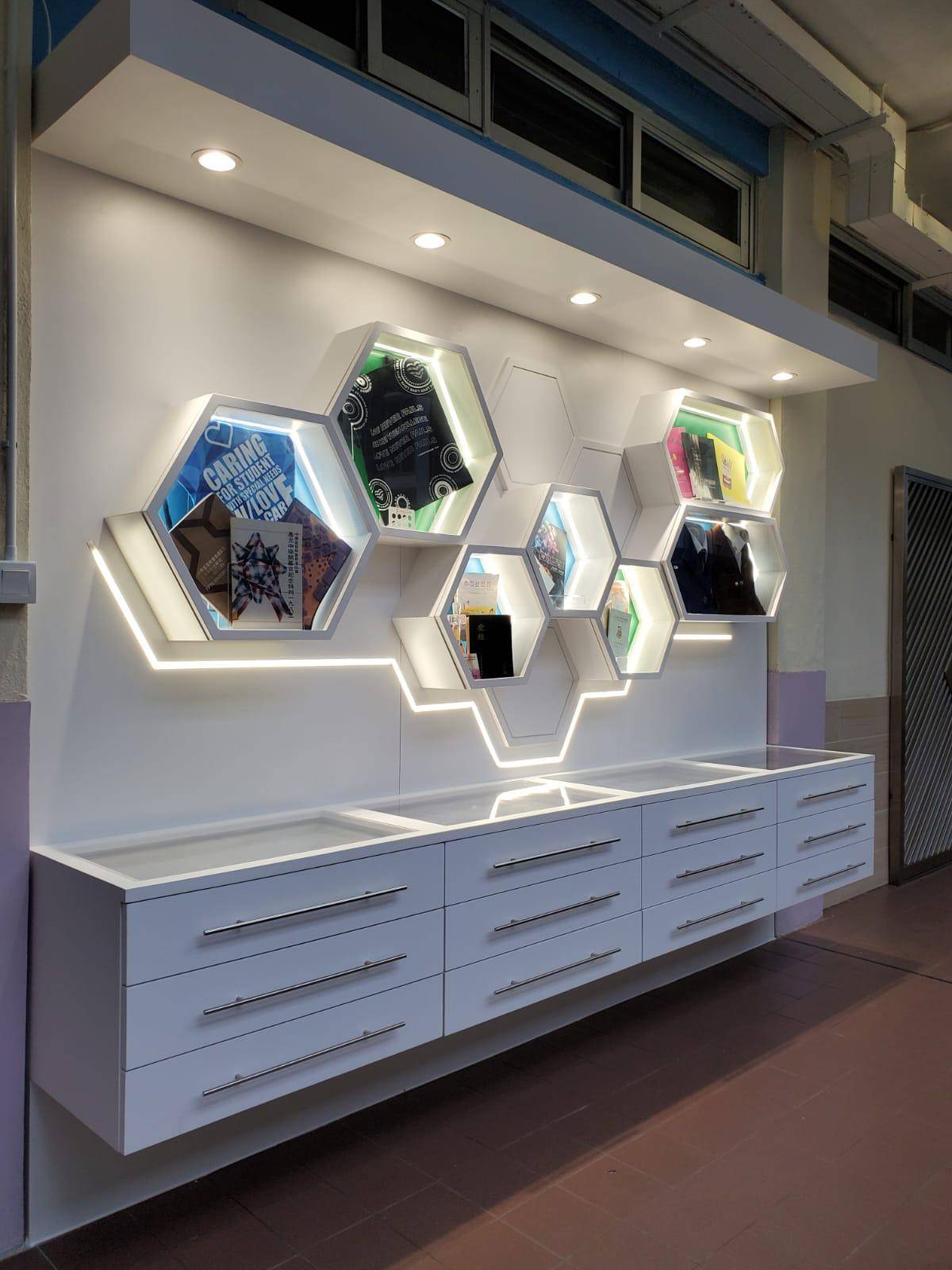 中華基督教會基元中學 地下校史長廊及展示櫃 - Education - Project - DEEM Office Interior ...