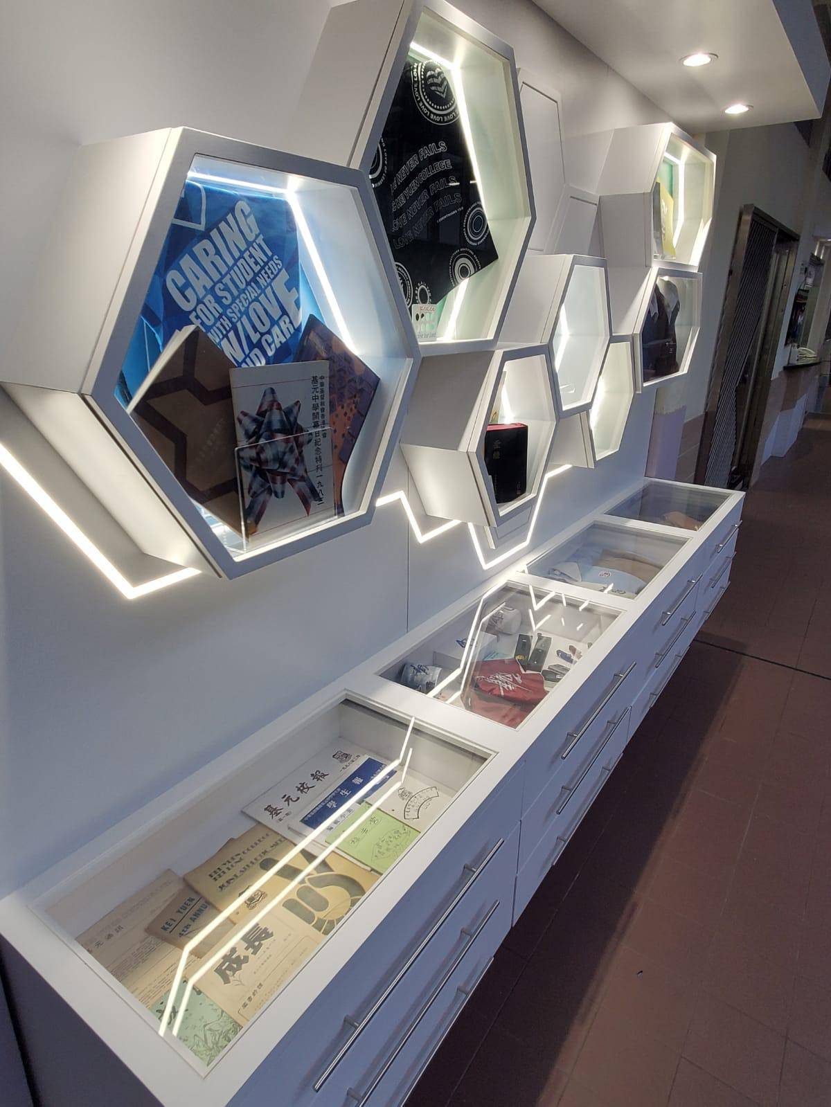 中華基督教會基元中學 地下校史長廊及展示櫃 - Education - Project - DEEM Office Interior ...